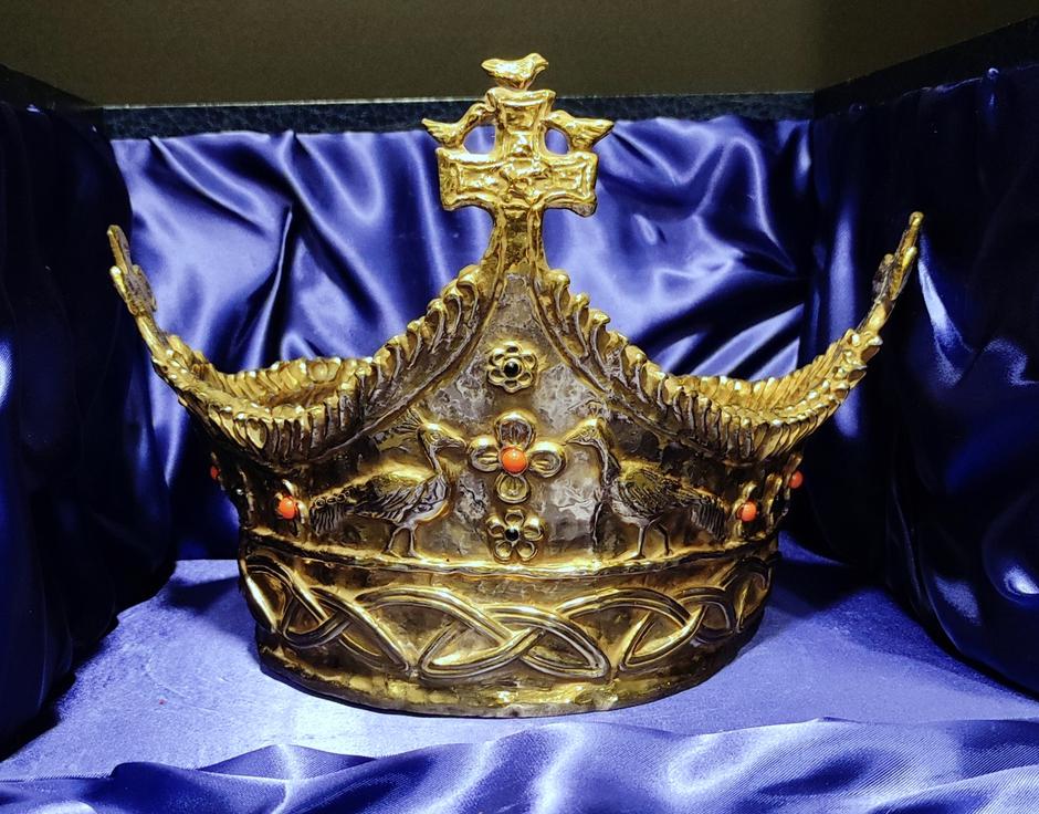 Izrađeni kostim i pozlaćena kruna kralja Tomislava, teška gotovo 4 ...