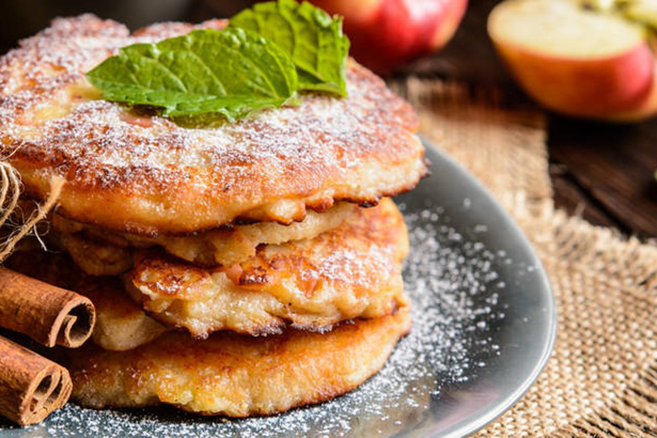 Jabuke pohane u smjesi od cimeta, limuna i ruma - poslastica koju ćete ...