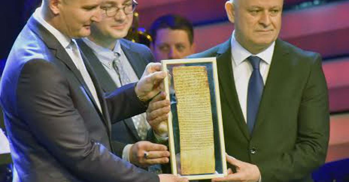 Svi na Pečatu željeli su pogledati rodni list BiH ili se fotografirati ...