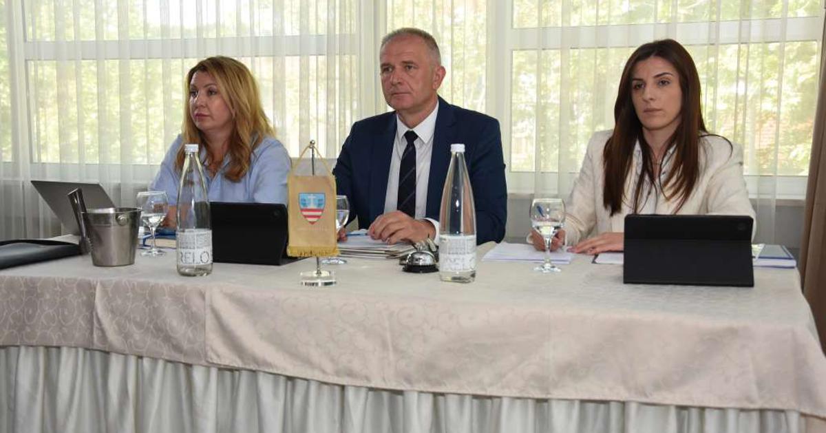 Općina Čitluk počastila maturante s 200 maraka - www.vecernji.ba