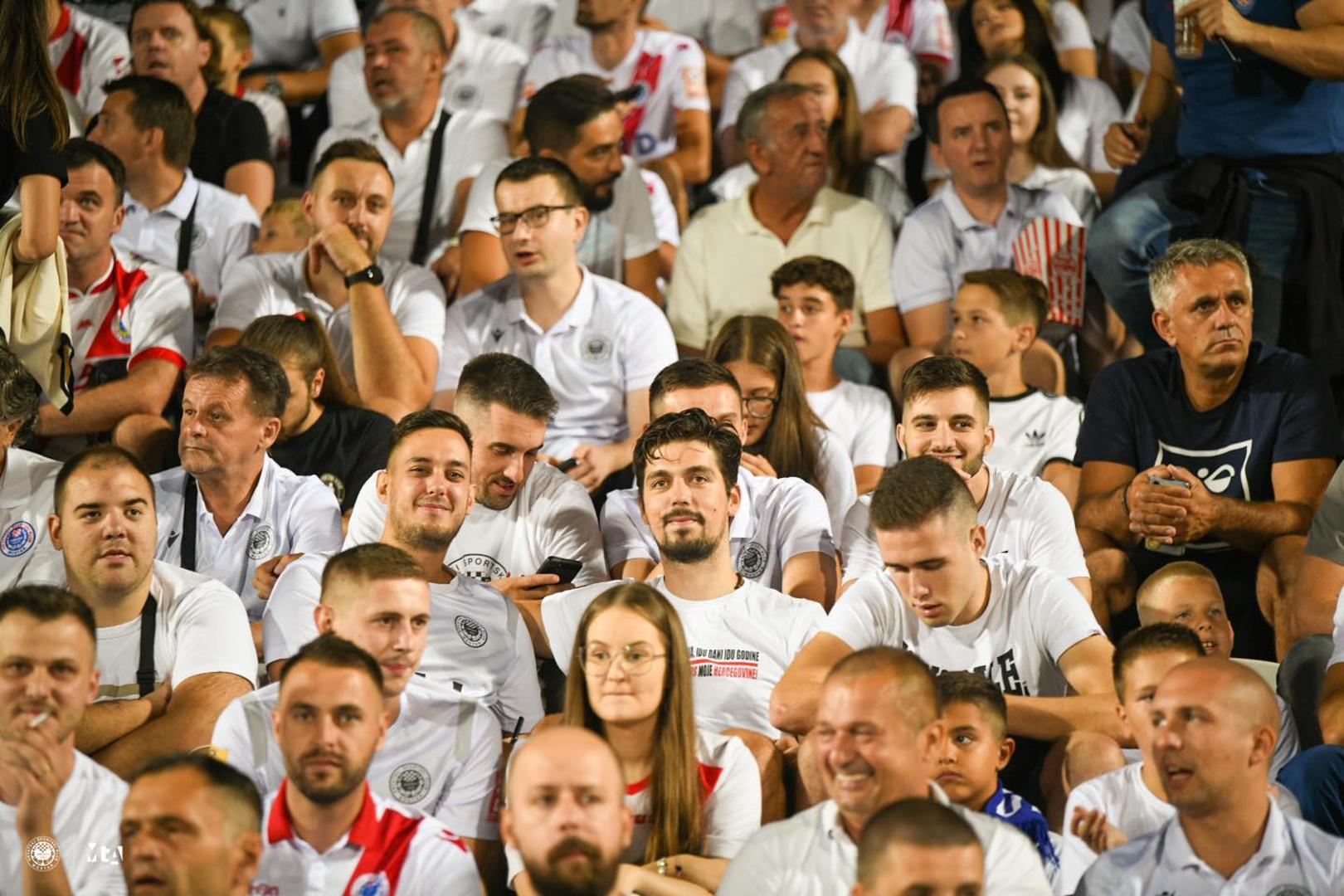 FOTO Navijači napunili tribine, Ultrasi spektakultarno došli na stadion ...