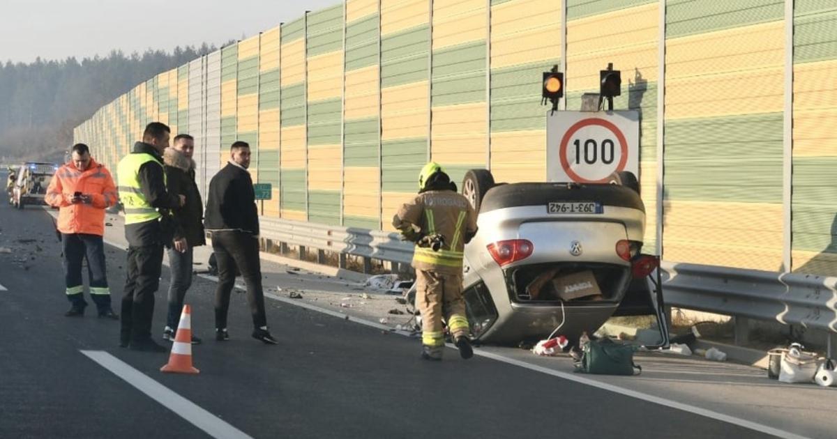 Težak udes na autocesti u Vlakovu: Automobil završio na krovu - www.vecernji.ba