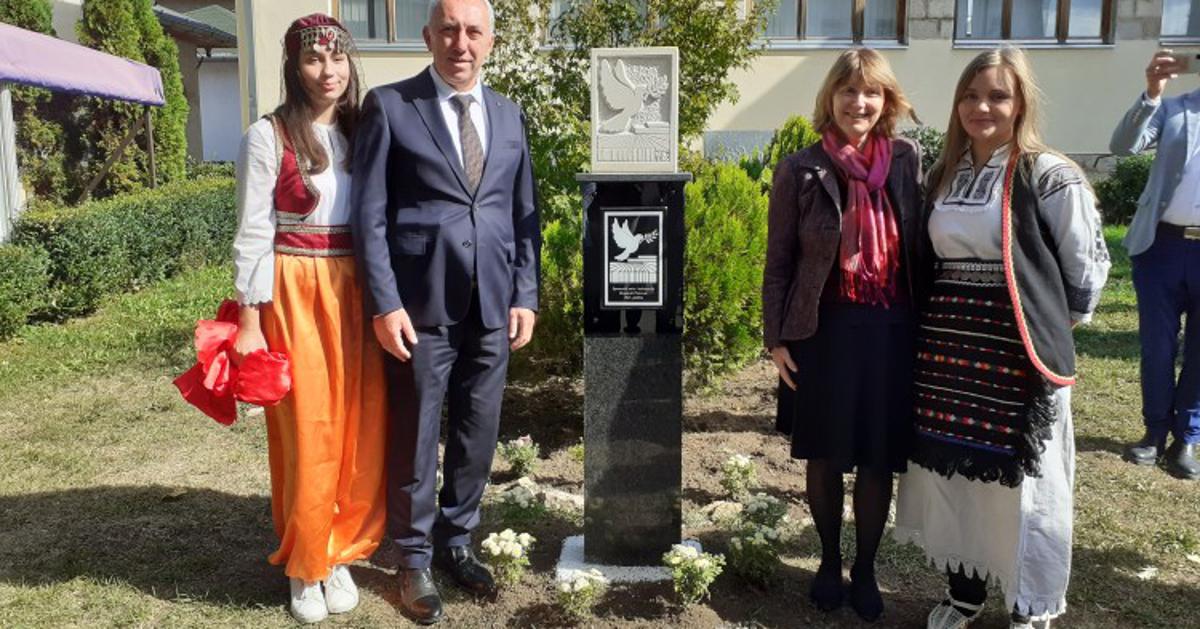 U Bosanskom Petrovcu otkriven Spomenik miru, simbol suživota u BiH ...