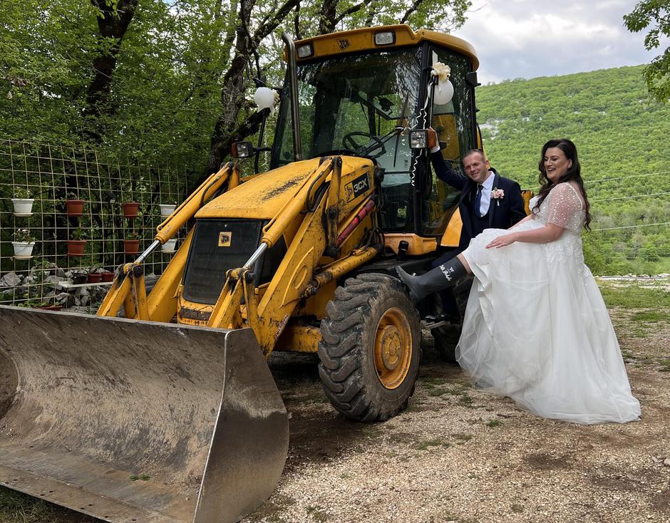 Iz Ladine bagerom po mladu u Gorance - www.vecernji.ba