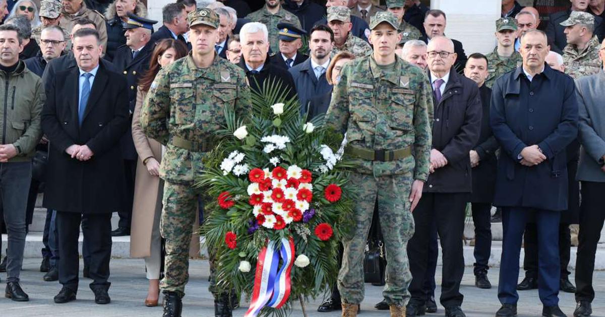 Položeni vijenci i održan vojni mimohod povodom 33. obljetnice utemeljenja HVO-a - www.vecernji.ba