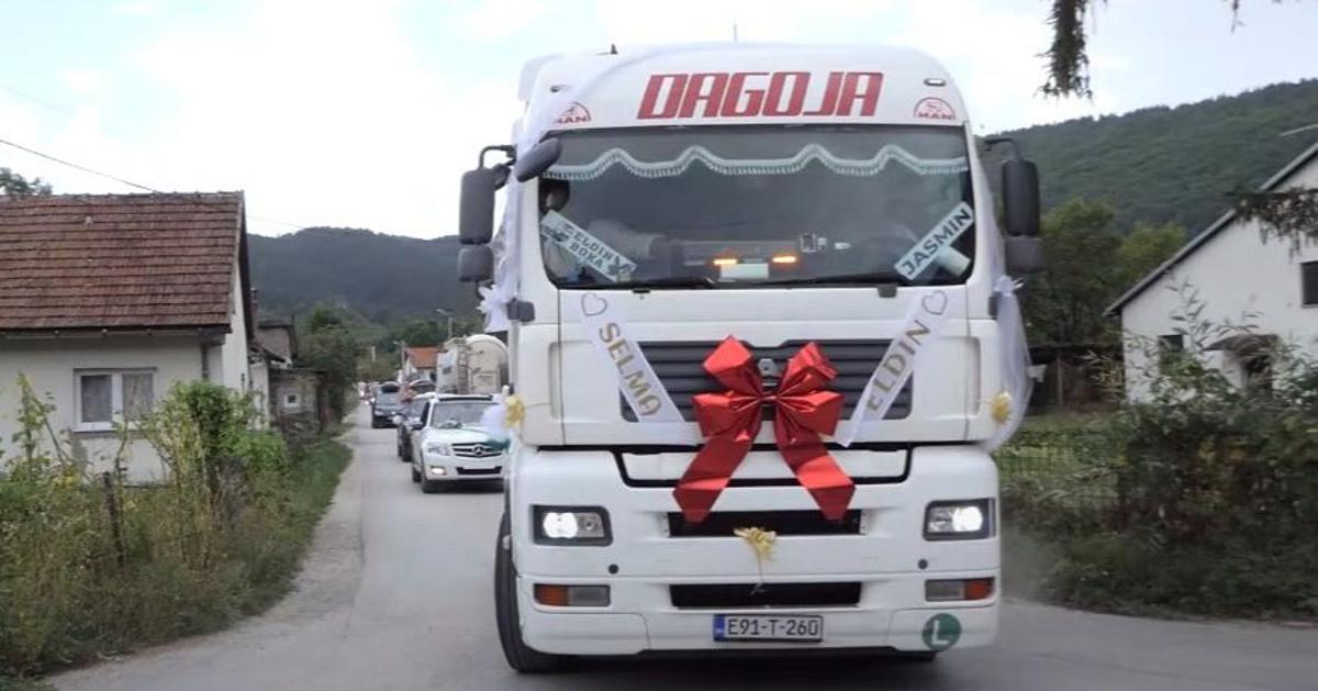 VIDEO Vjenčanje za pamćenje u Bugojnu: Po mladu otišao s kamionima - www.vecernji.ba