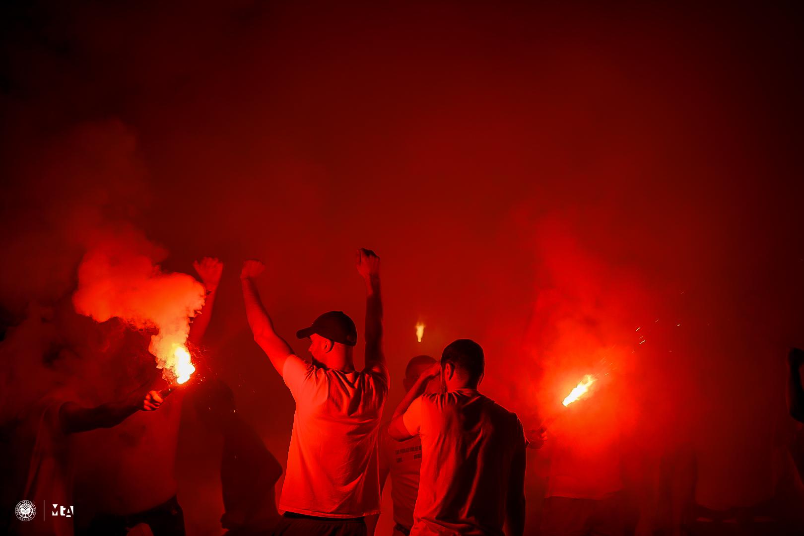 FOTO Navijači napunili tribine, Ultrasi spektakultarno došli na stadion ...
