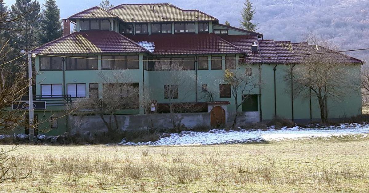 Idealna priroda, livade i šume kod zdanja koje može biti prvi ...