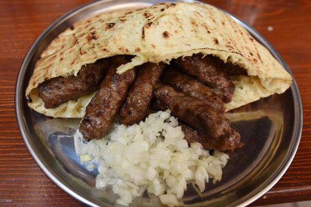 Sarajevski burek i ćevapi hit u Berlinu: Dolaze ljudi s područja cijele ...